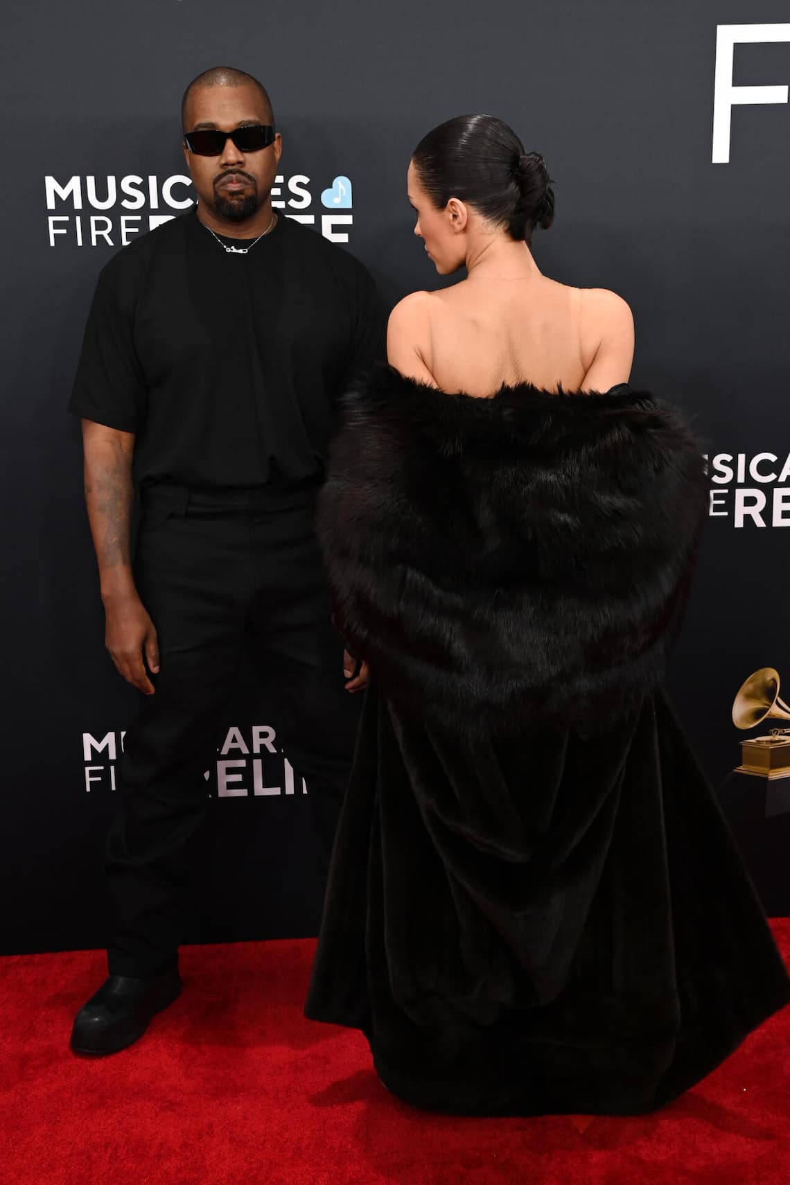 Wie schaffte es Bianca Censori nackt auf den roten Teppich?