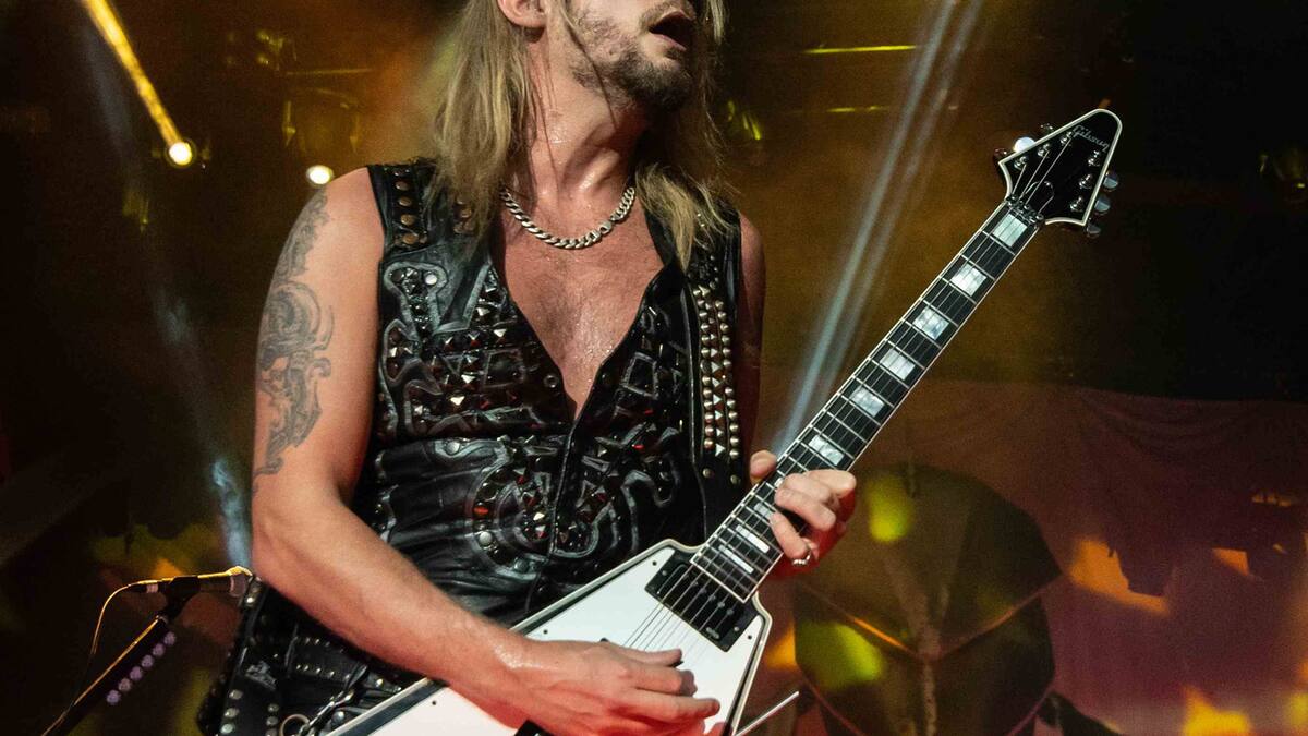 Judas Priest: Metal-Band erobert erstmals Spitze der Deutschen Charts ...
