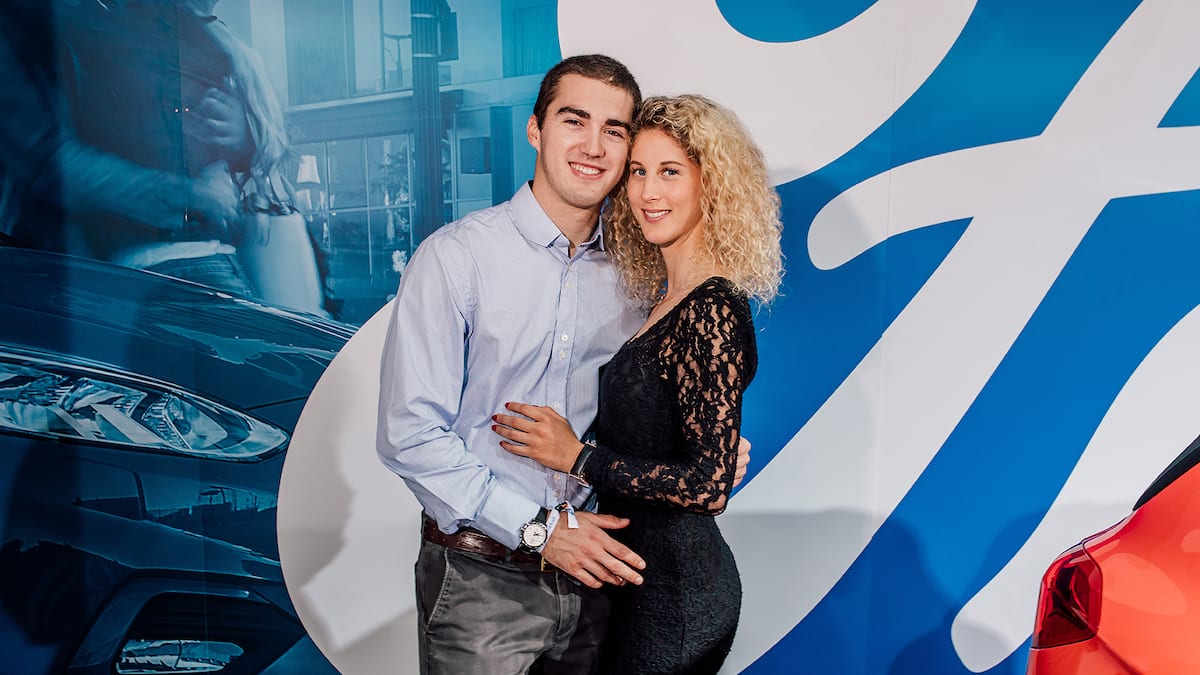 Jolanda Neff geniesst den Besuch ihres neuen Freundes Luca Shaw ...